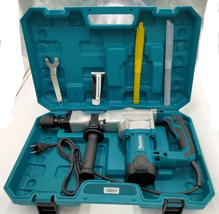 MAKITA HEAVYDUTY CHIPPING GUN, Commercial & Industrial, Construction ...