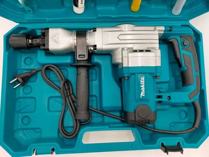 MAKITA HEAVYDUTY CHIPPING GUN, Commercial & Industrial, Construction ...