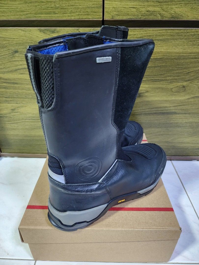 Revit Compass H20, Motorcycles, Motorcycle Apparel on Carousell