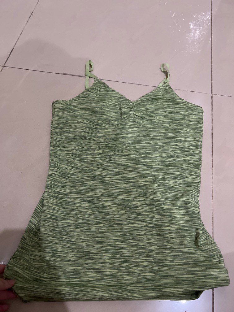 Tank Top Hijau Champion XL, Olah Raga, Baju Olahraga di Carousell