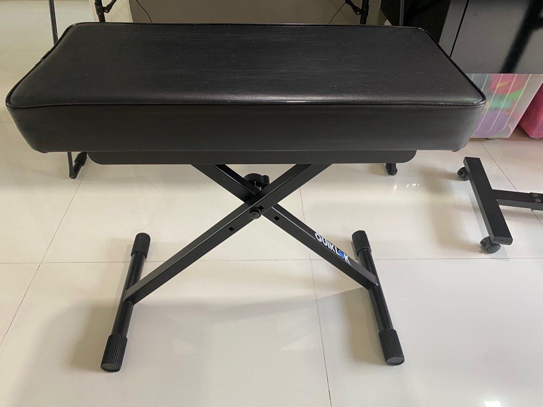 Yamaha electric keyboard with stool, Hobbies & Toys, Music & Media ...