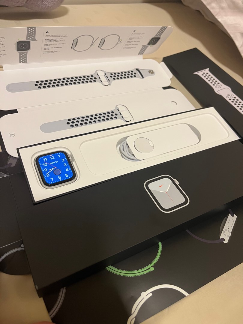 Apple Watch SE GEN 1 44MM Nike GPS ( full box set 95% health no scratch ...