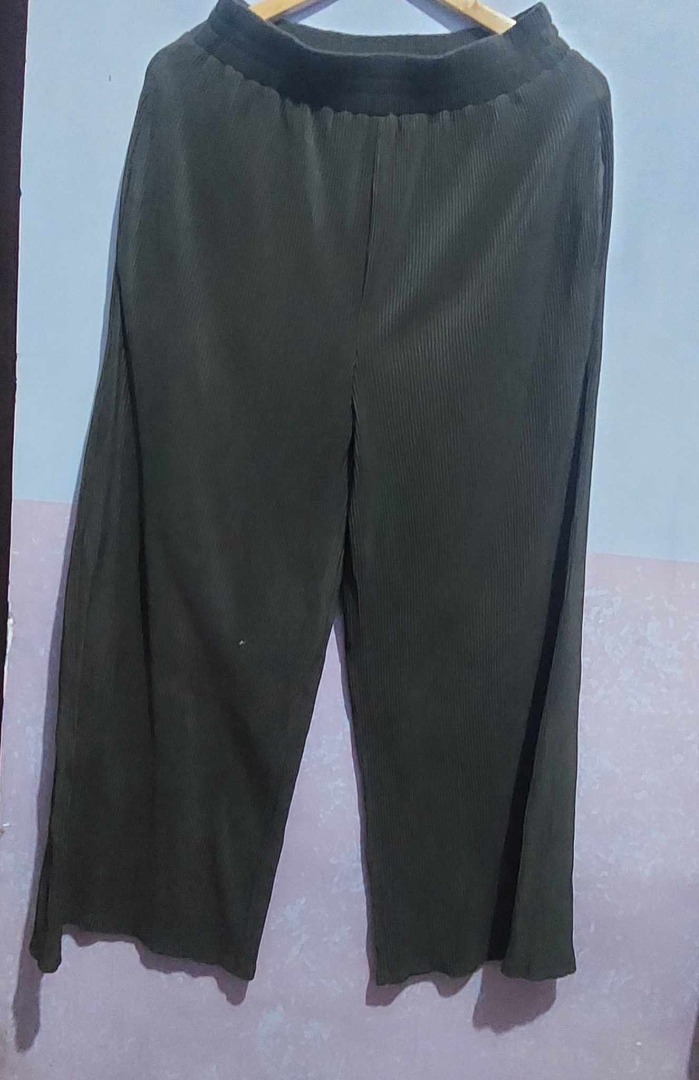 ASTR GARTERIZED SQUARE PANTS on Carousell