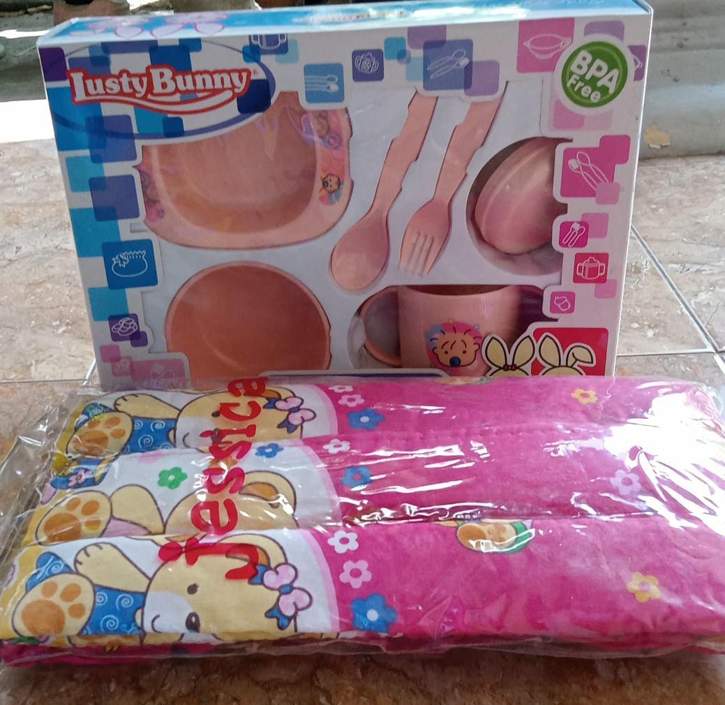 Bundle gendongan + tempat makan, Bayi & Anak, Perawatan & Makanan Anak ...