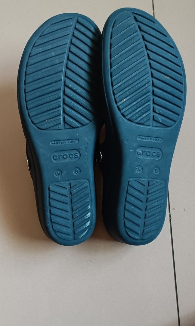 crocs dual comfort, Women's Fashion, Footwear, Slippers and slides on ...