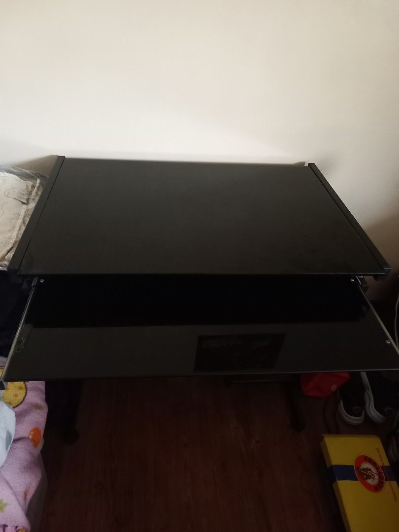 Glass computer table on Carousell