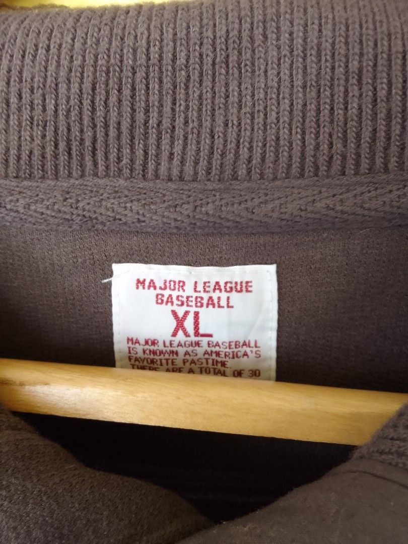 Halfbutton MLB x Uniqlo, Fesyen Pria, Pakaian , Baju Luaran di Carousell