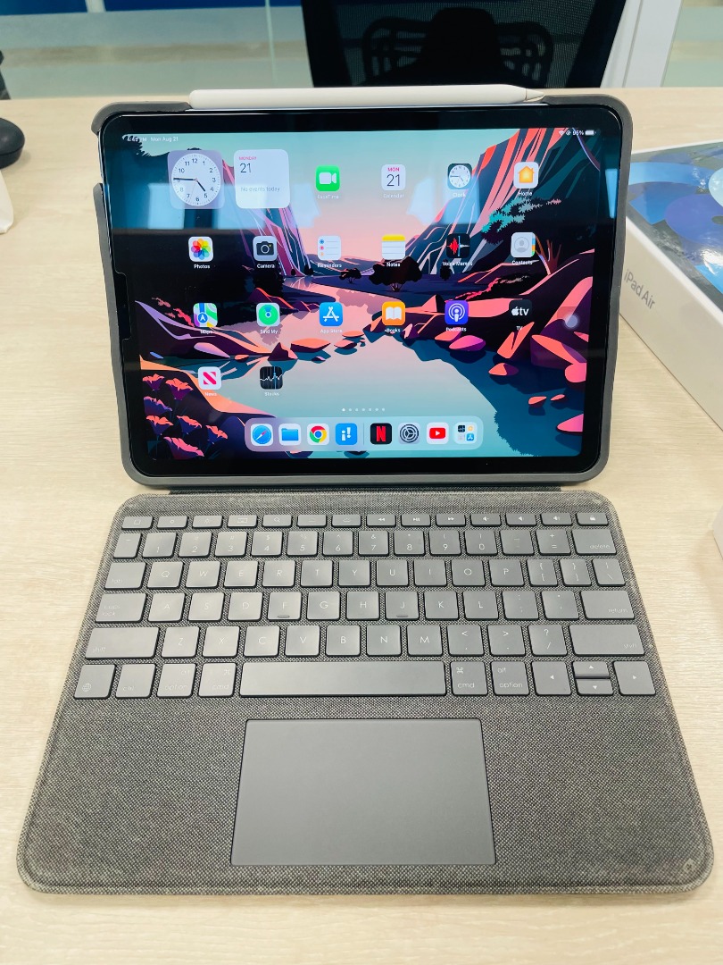 Ipad Air 4th Gen Wifi 256GB + Logitech Keyboard case with trackpad ...