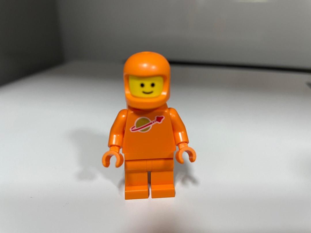 Lego Minifigure Orange Spaceman, 興趣及遊戲, 玩具 & 遊戲類 - Carousell