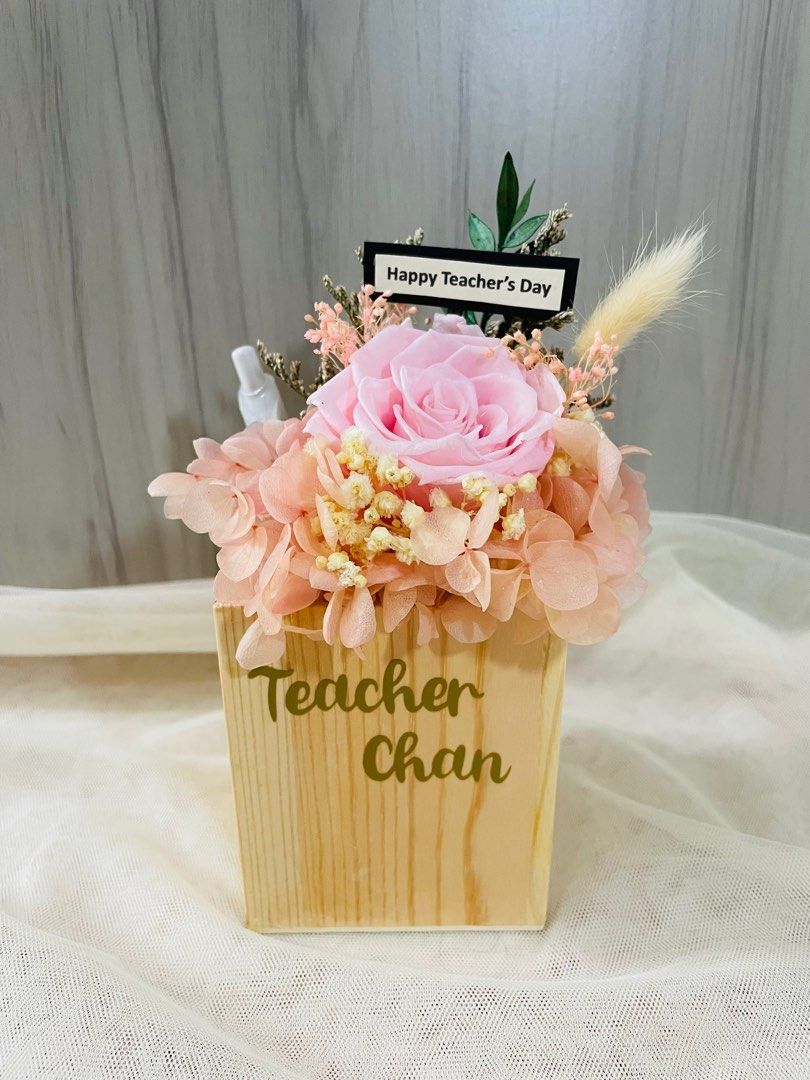 Personalised Teacher’s Day pencil / pen holder with preserved flowers ...