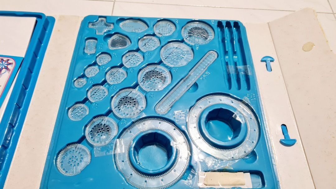 The Original Spirograph Deluxe Set, Hobbies & Toys, Stationery & Craft ...