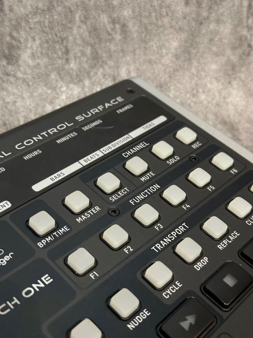 Behringer X-TOUCH ONE (Universal DAW Remote Control / Midi Controller ...