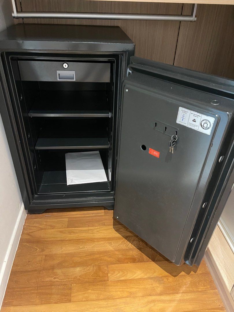 Diplomat Safe 080EHK, Furniture & Home Living, Security & Locks, Safe ...