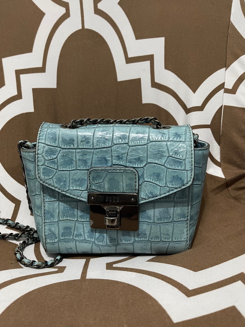 Elle small sling bag on Carousell