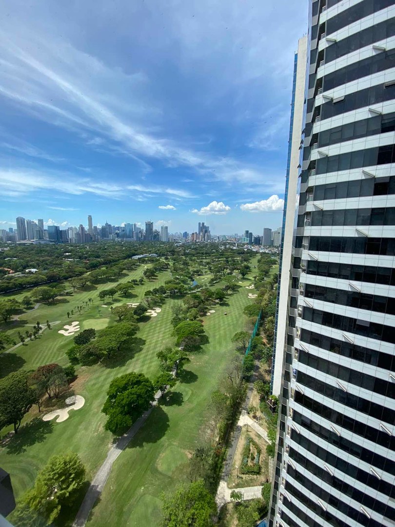 Fairways Tower BGC with view of the Manila Golf Club on Carousell