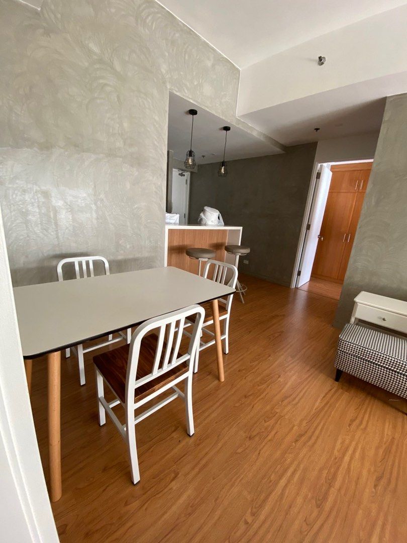 Fairways Tower BGC with view of the Manila Golf Club on Carousell