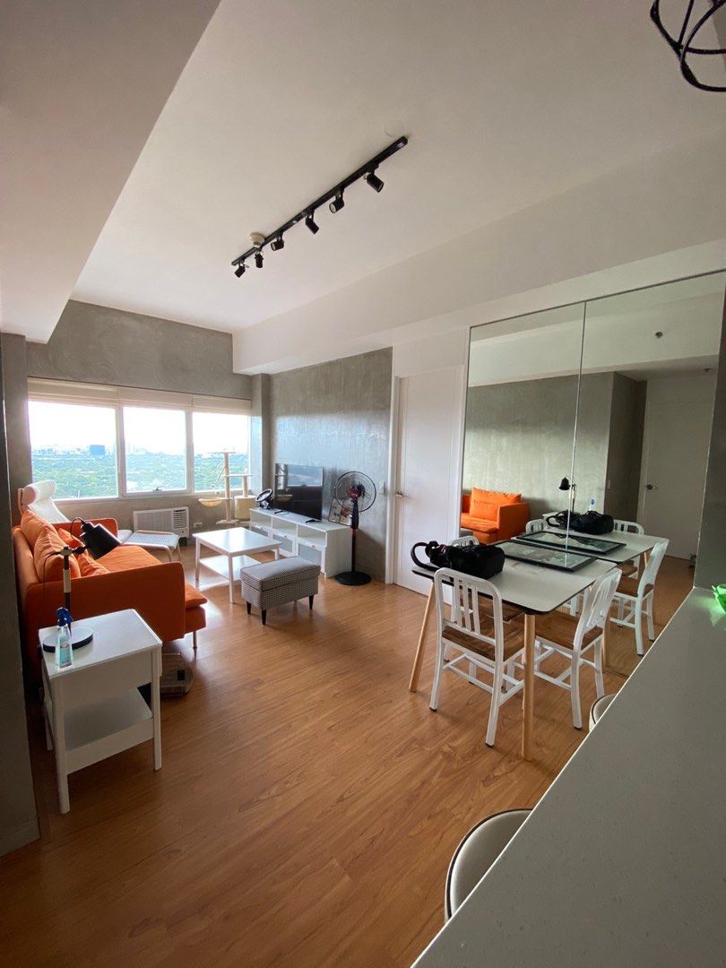 Fairways Tower BGC with view of the Manila Golf Club on Carousell