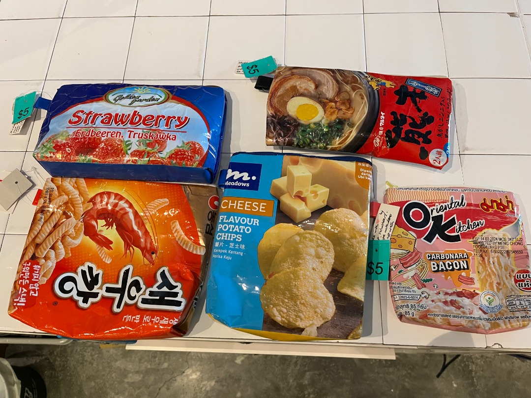 Zip pouch recycle / made from food wrapper, Women's Fashion, Bags ...