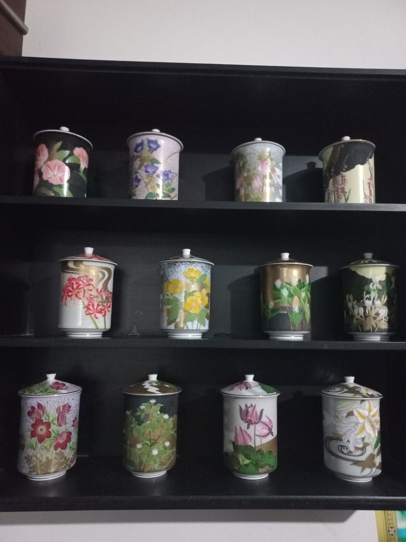 1 set/12 gelas dng tutupnya dari Jepang. Tiap gelas berbeda design ...