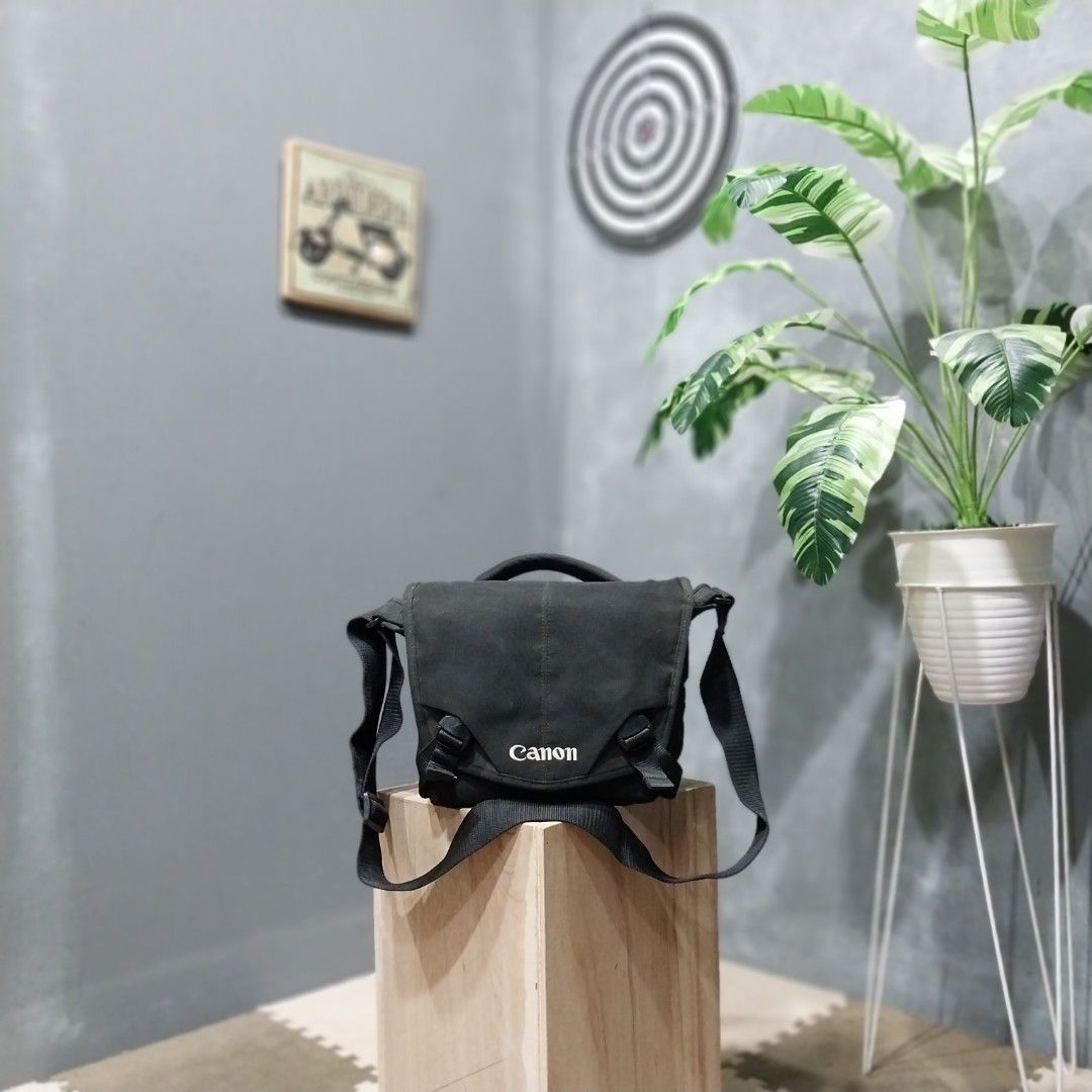 Crumpler x Canon Slingbag, Barang Mewah, Tas & Dompet di Carousell