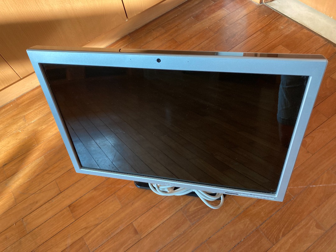 DELL 22” inch widescreen flat panel LCD monitor with integrated webcam ...