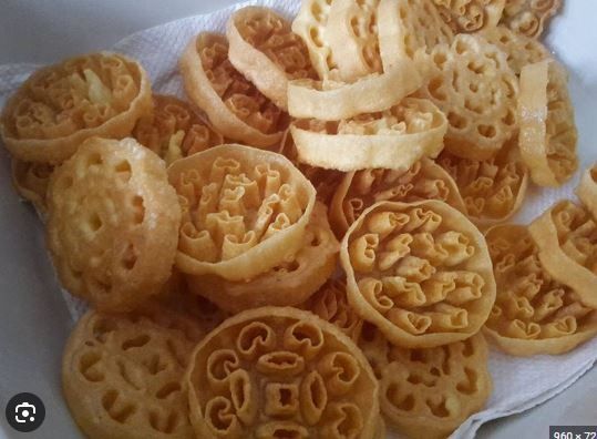 Kuih Sasap/Kuih Bunga Ros, Food & Drinks, Homemade Bakes on Carousell