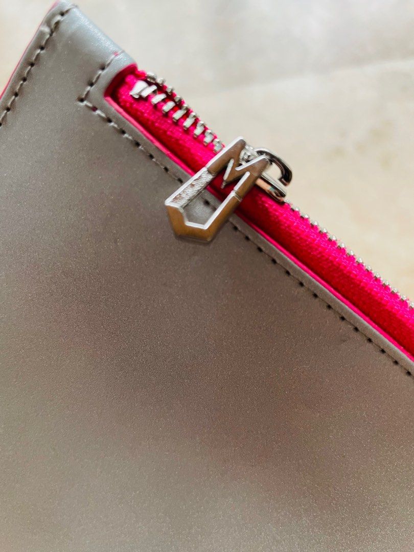 Marc Jacobs Gray Pouch, Women's Fashion, Bags & Wallets, Purses ...