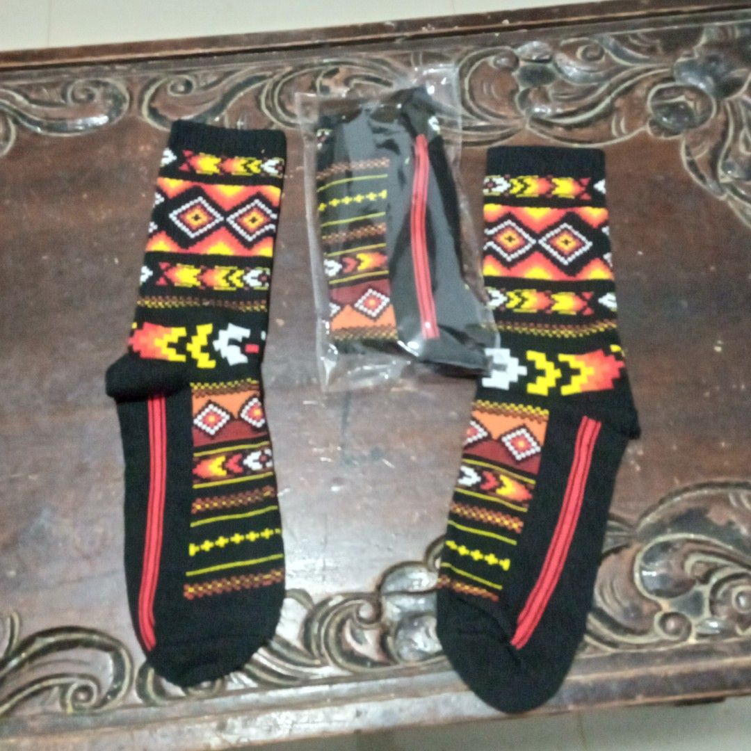 Yaow kaos kaki motif navajo, Fesyen Pria, Aksesoris, Kaos Kaki di Carousell