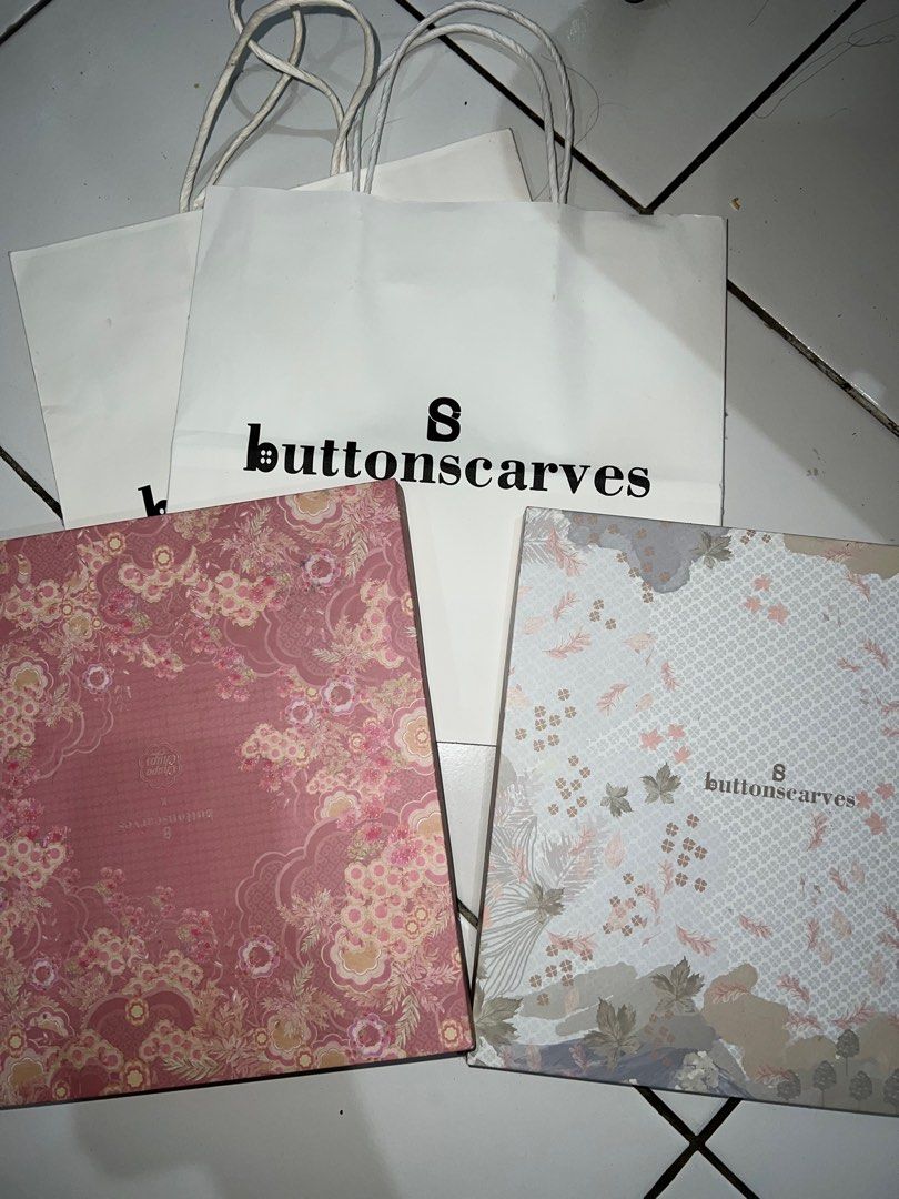 Box Buttonscarves with Greeting Card ORI (hanya box) on Carousell