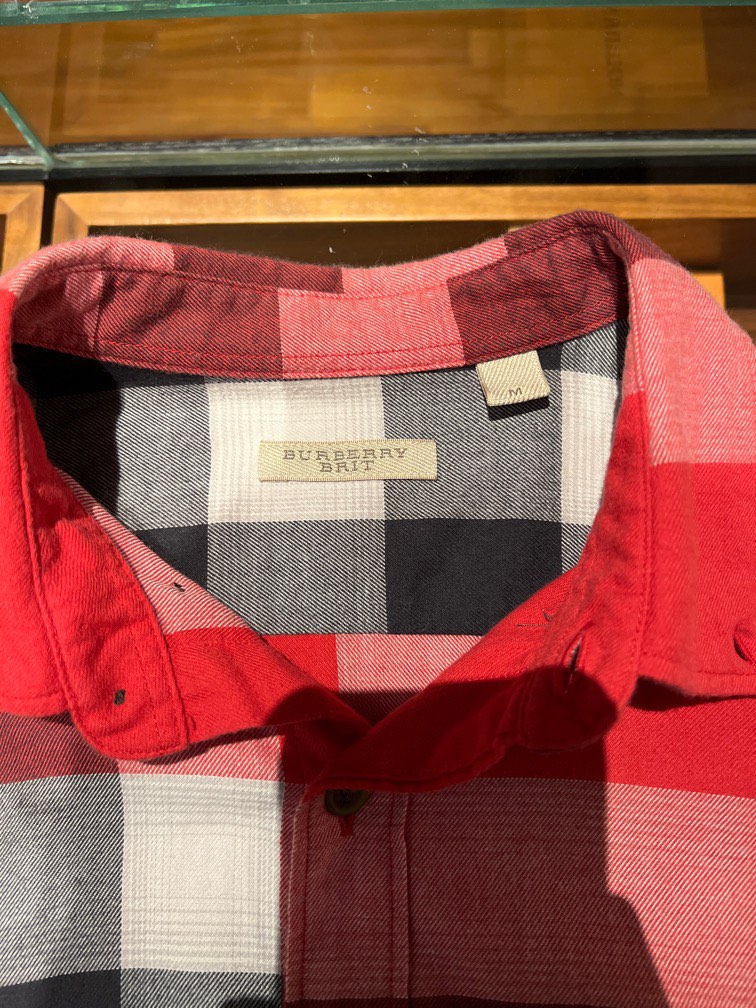 Burberry 100% ori, Fesyen Pria, Pakaian , Atasan di Carousell