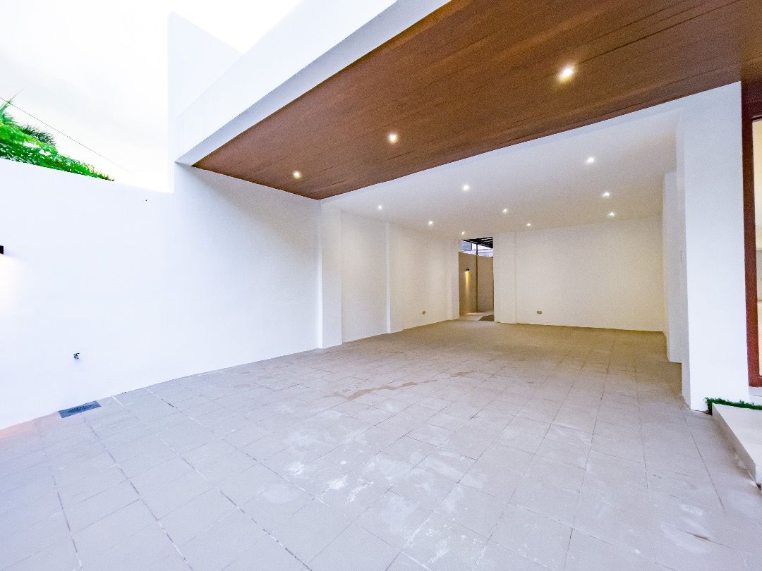 Capitol Hills Golf Subdivision Luxury Living: Exquisite 7-Bedroom ...