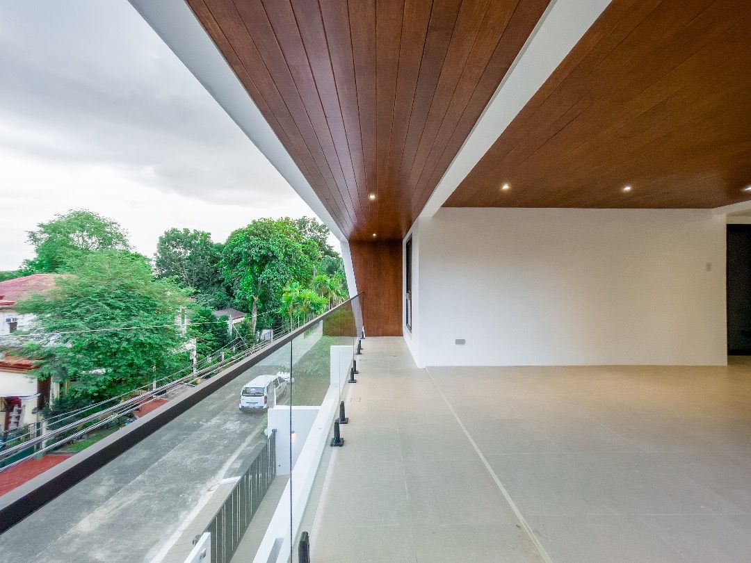 Capitol Hills Golf Subdivision Luxury Living: Exquisite 7-Bedroom ...