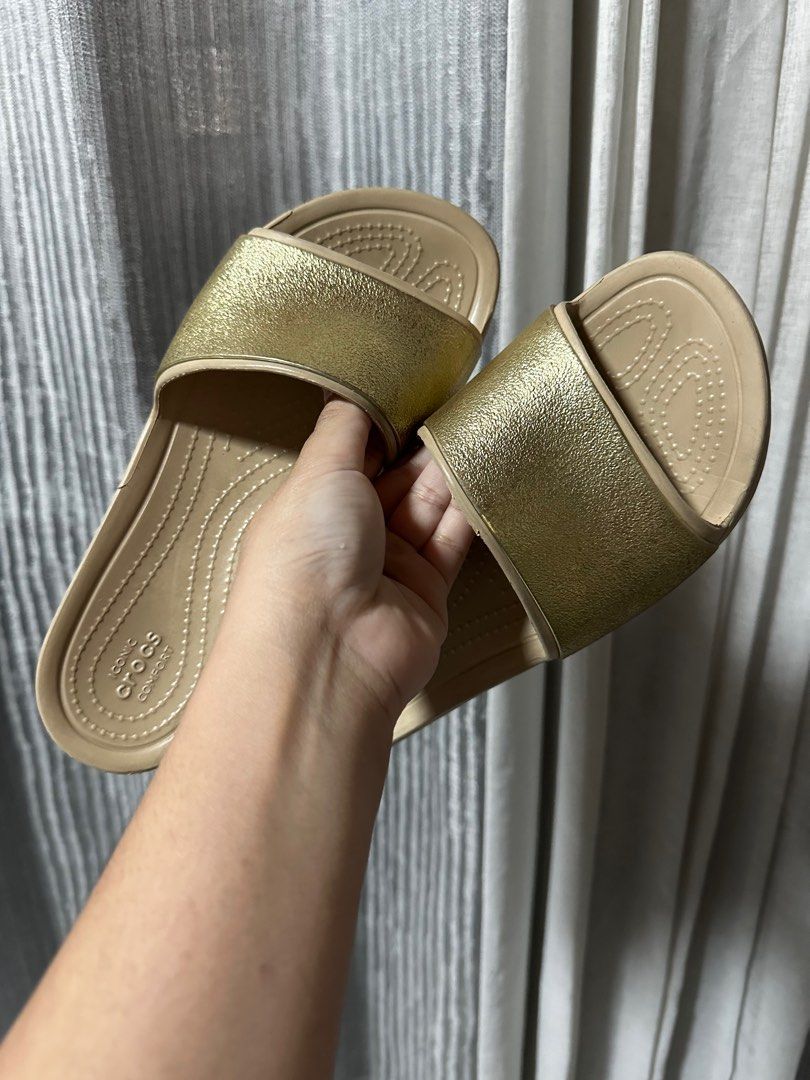 Crocs, Women's Fashion, Footwear, Flats & Sandals on Carousell