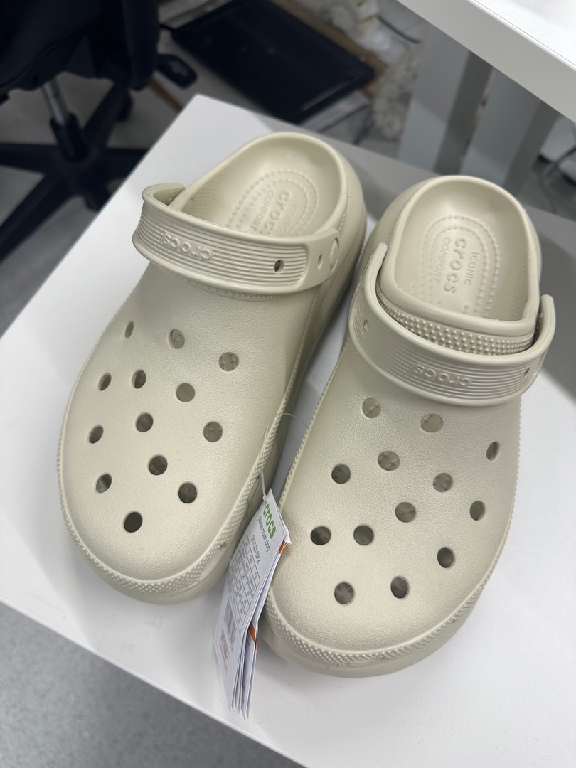 Crocs Classic Crush Clog, 男裝, 鞋, 拖鞋 - Carousell