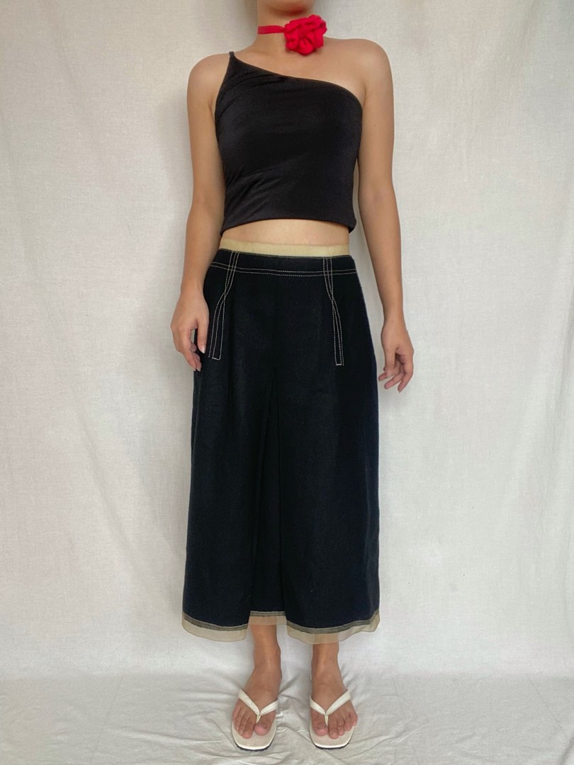 Di pui contrast stitch skirt on Carousell