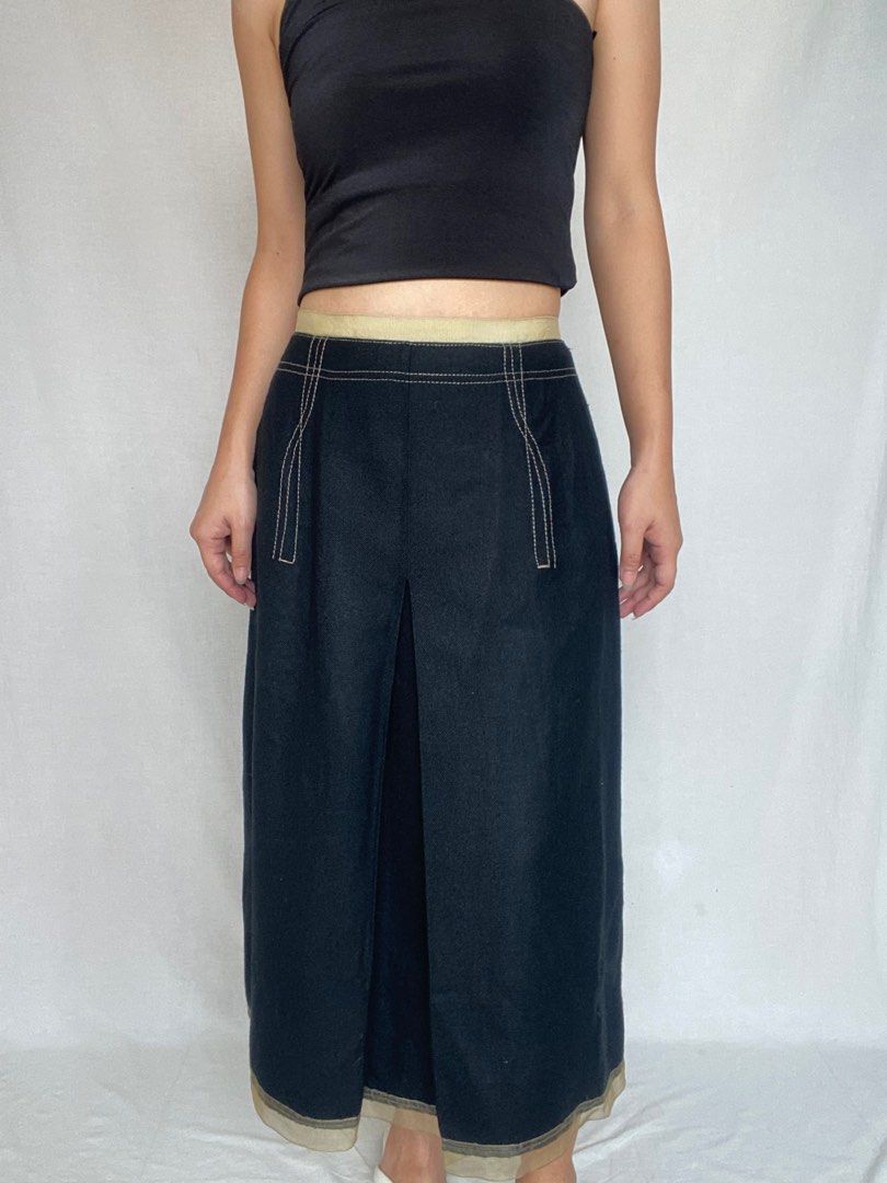 Di pui contrast stitch skirt on Carousell