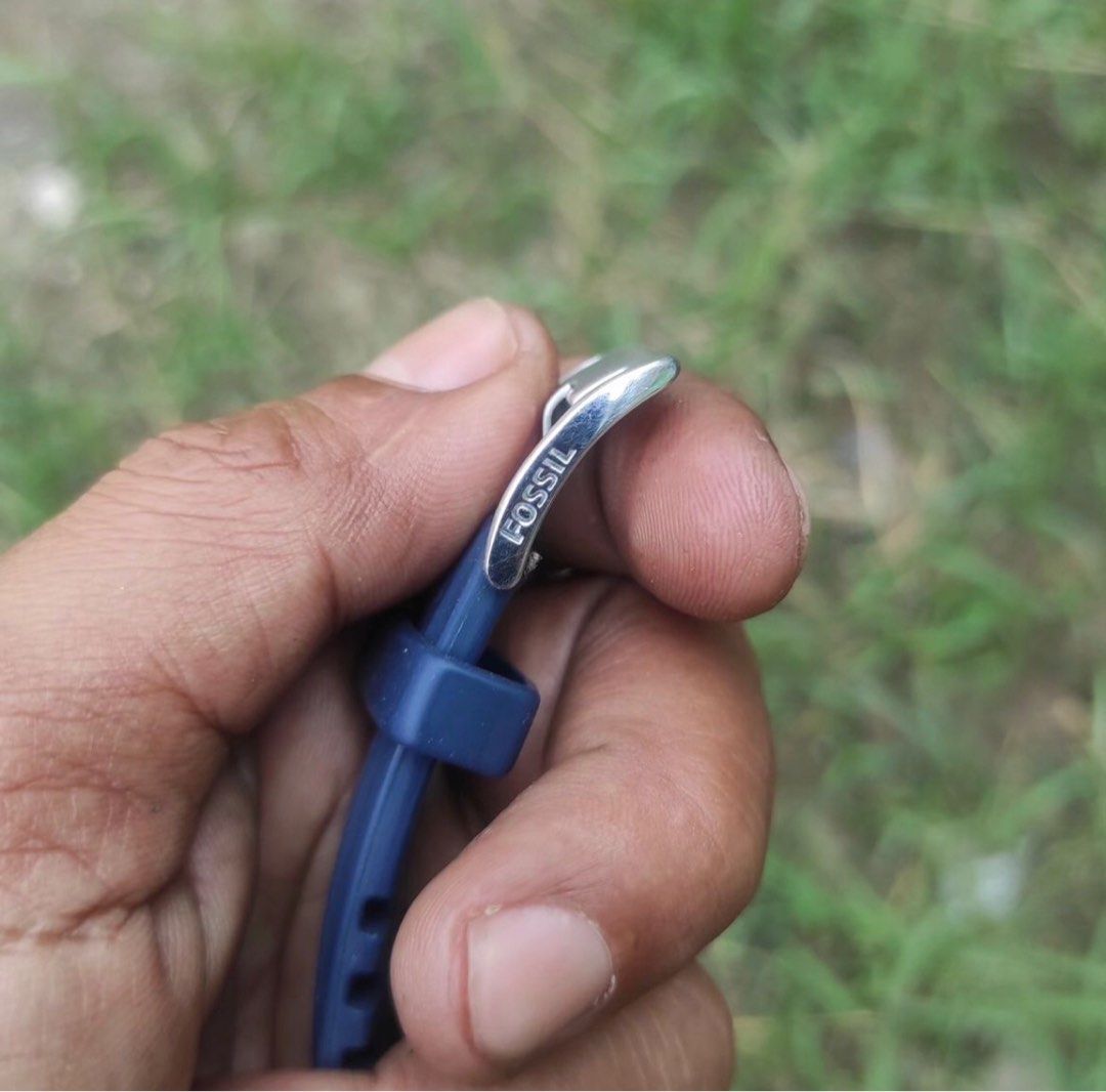 Fossil rubber biru navy, Fesyen Pria, Jam Tangan di Carousell
