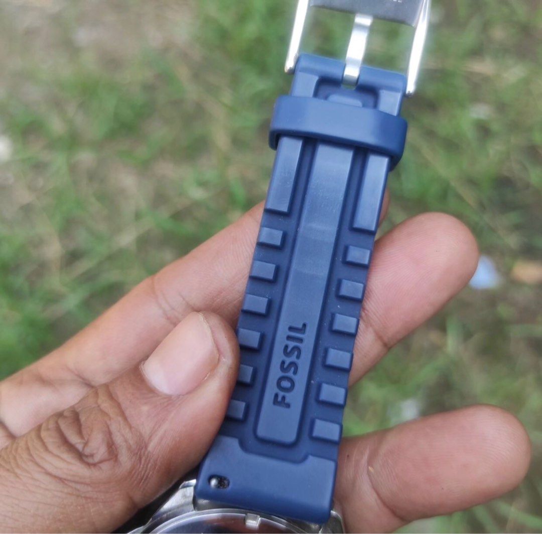 Fossil rubber biru navy, Fesyen Pria, Jam Tangan di Carousell