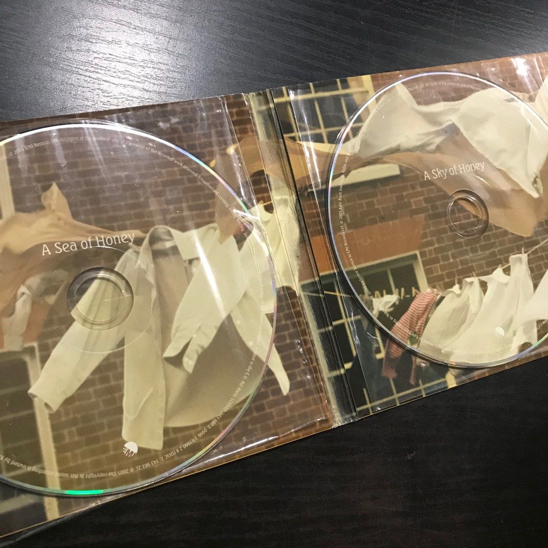 Kate Bush - Aerial (2 CDs) (Box Aus), Hobbies & Toys, Music & Media ...