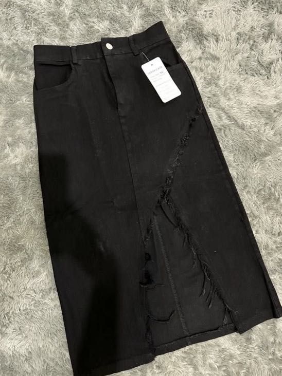 Rok jeans hitam, Fesyen Wanita, Pakaian Wanita, Bawahan di Carousell