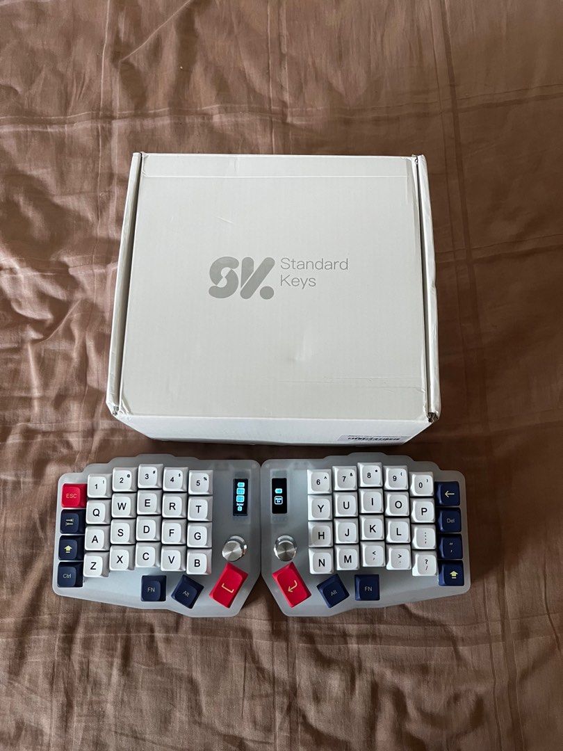 Standard Keys Wireless Split Keyboard + Knobs (Frosted, Momoka Shark ...