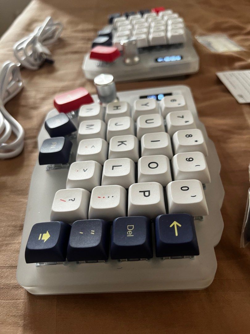 Standard Keys Wireless Split Keyboard + Knobs (Frosted, Momoka Shark ...