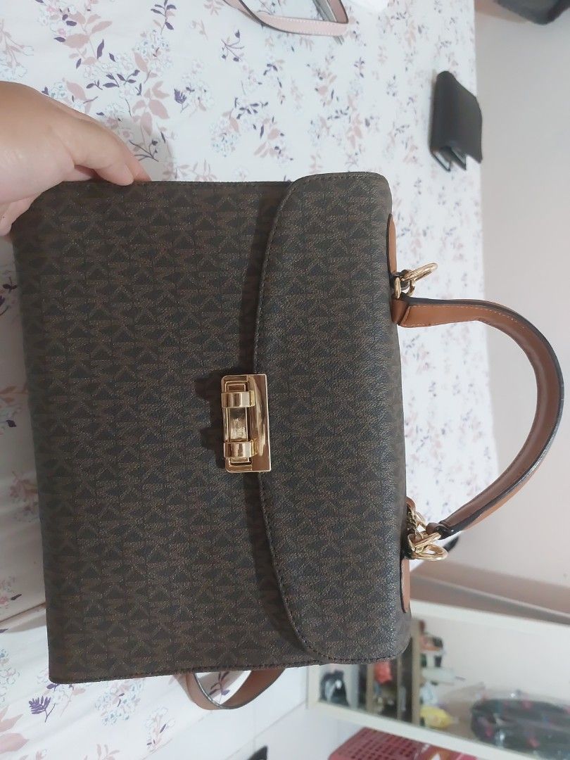 Tas MK sling, Barang Mewah, Tas & Dompet di Carousell