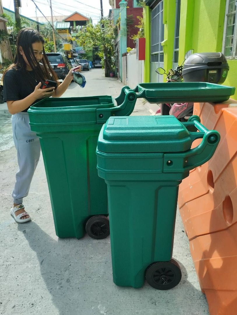 TRASH BIN ROLLER KING, Furniture & Home Living, Cleaning & Homecare ...