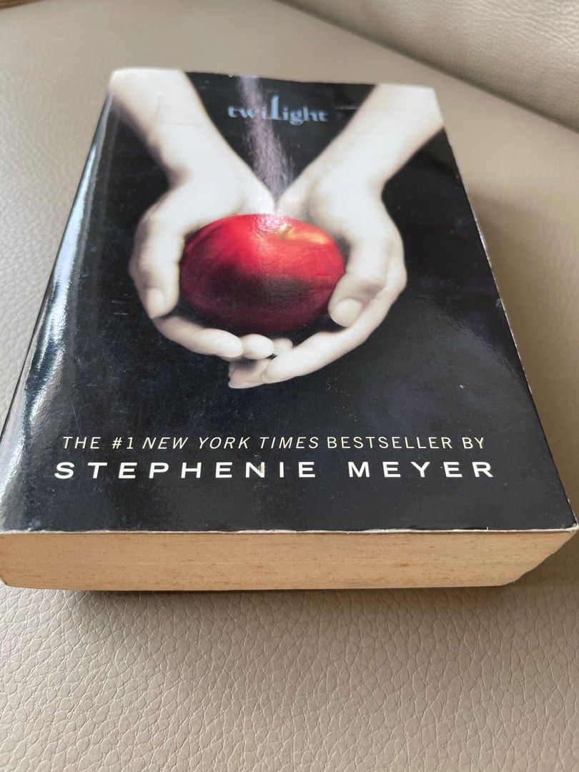 Twilight by Stephenie Meyer, 興趣及遊戲, 書本 & 文具, 小說 & 故事書 - Carousell