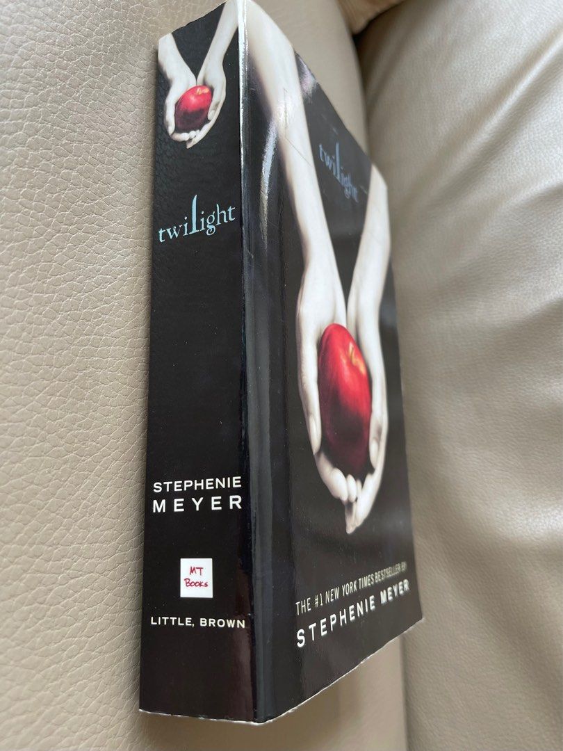 Twilight by Stephenie Meyer, 興趣及遊戲, 書本 & 文具, 小說 & 故事書 - Carousell