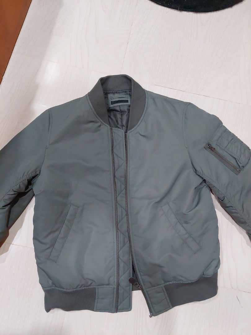 UNIQLO BLOUSON MA-1 (bomber jacket), Men's Fashion, Coats, Jackets and Outerwear on Carousell