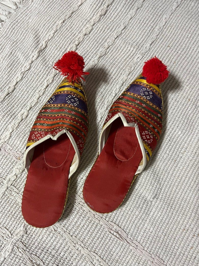 Vintage Peranakan/Chinese Pointed Slip On Shoes, Hobbies & Toys ...