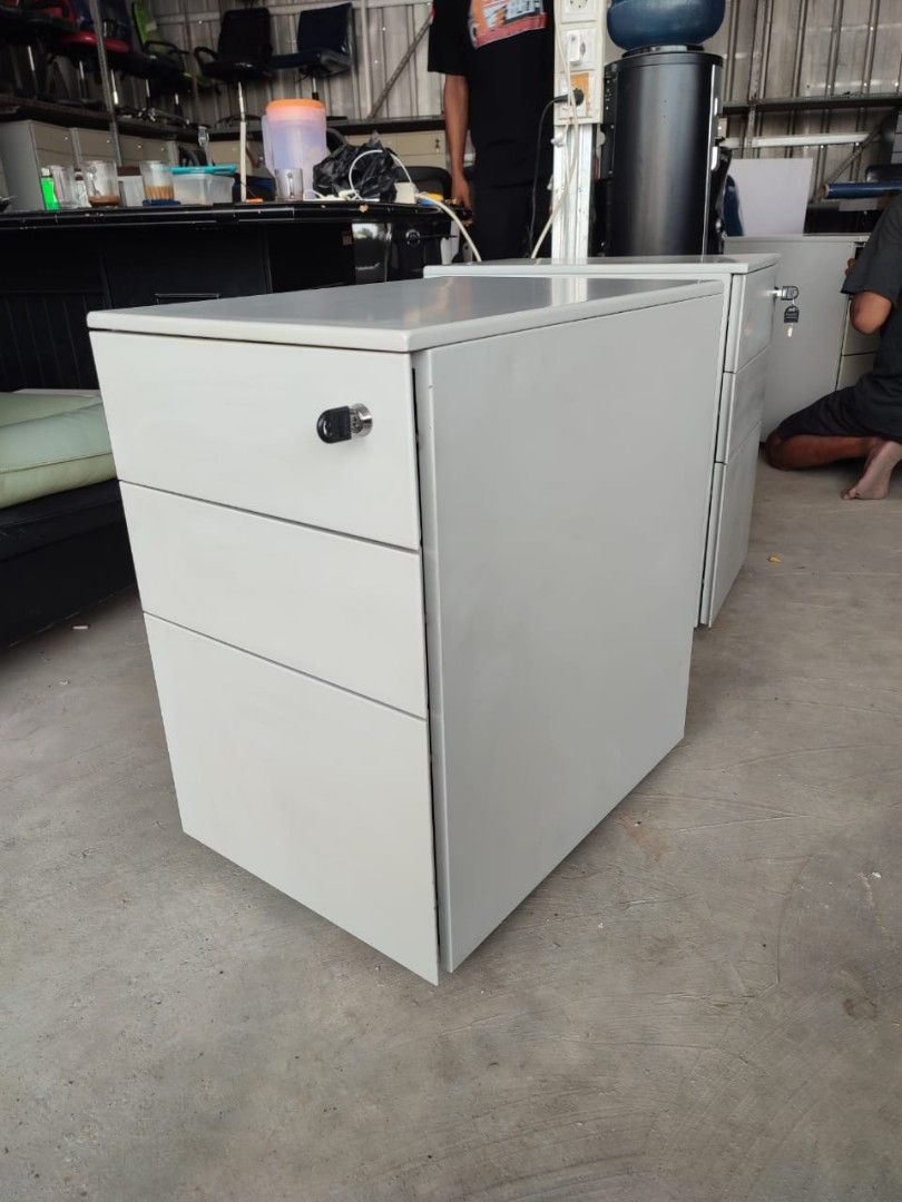 Nakas drawer besi laci 3, Perabotan Rumah di Carousell