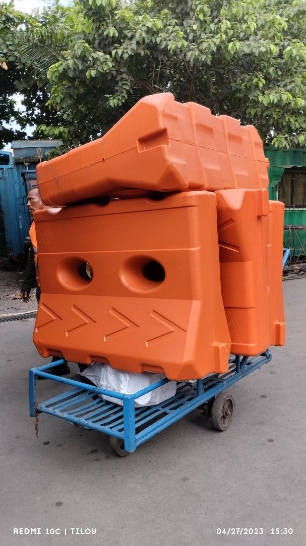 Safety road barrier, Commercial & Industrial, Construction & Building ...